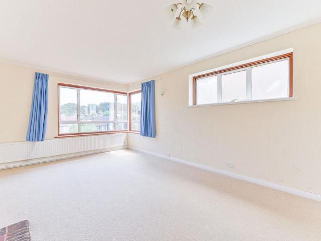 3 bedroom end of terrace house to rent