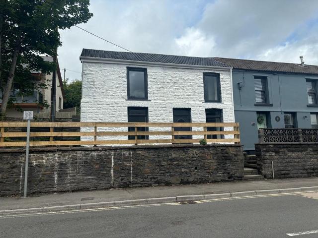3 bedroom end of terrace house to rent