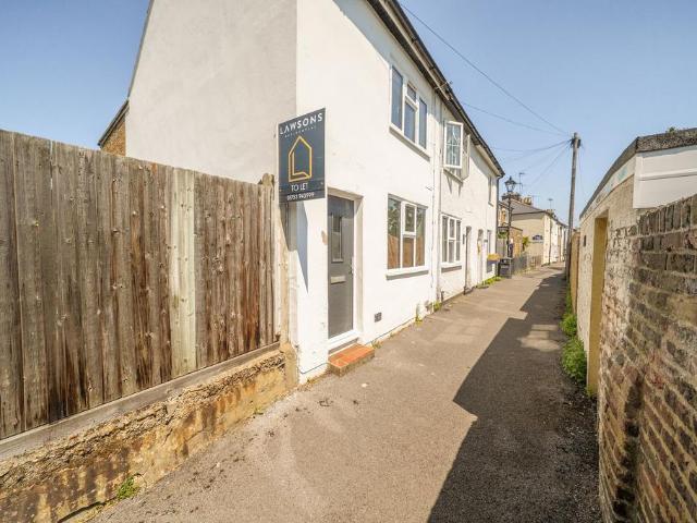 3 bedroom end of terrace house to rent