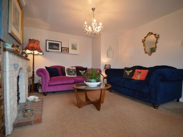 3 bedroom end of terrace house to rent