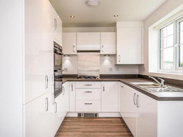 3 bedroom end of terrace house to rent