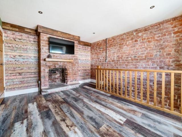 3 bedroom end of terrace house to rent