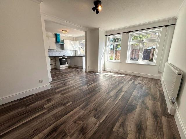 3 bedroom end of terrace house to rent