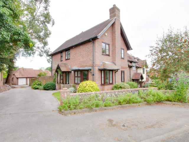 3 bedroom end of terrace house to rent
