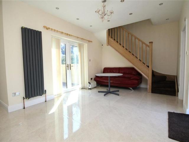 3 bedroom end of terrace house to rent