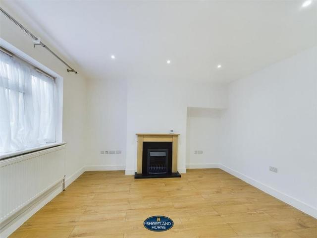 3 bedroom end of terrace house to rent