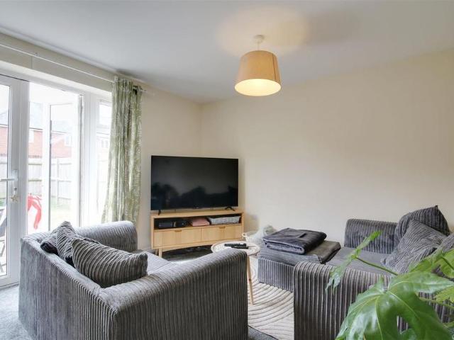 3 bedroom end of terrace house to rent