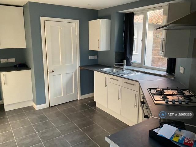 3 bedroom end of terrace house to rent