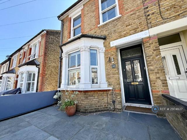3 bedroom end of terrace house to rent