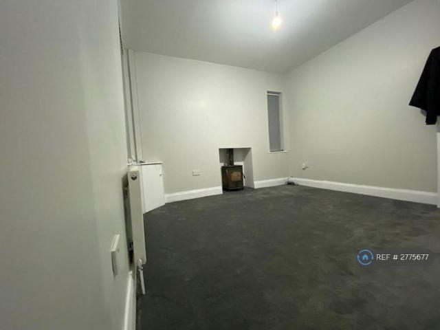 3 bedroom end of terrace house to rent