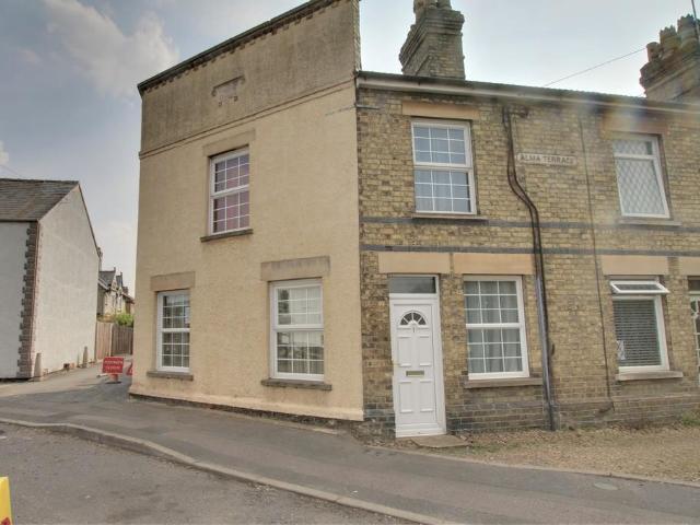 3 bedroom end of terrace house to rent