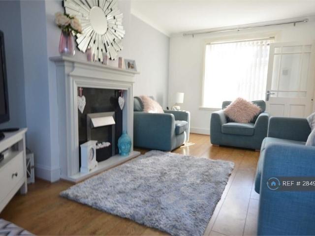 3 bedroom end of terrace house to rent
