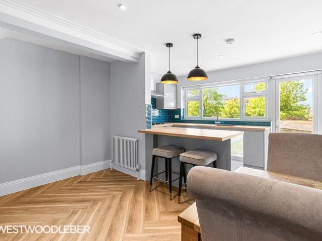 3 bedroom end of terrace house to rent