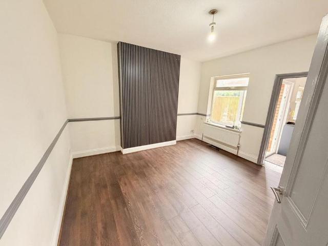 3 bedroom end of terrace house to rent