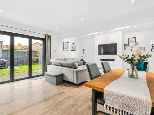 3 bedroom end of terrace house to rent