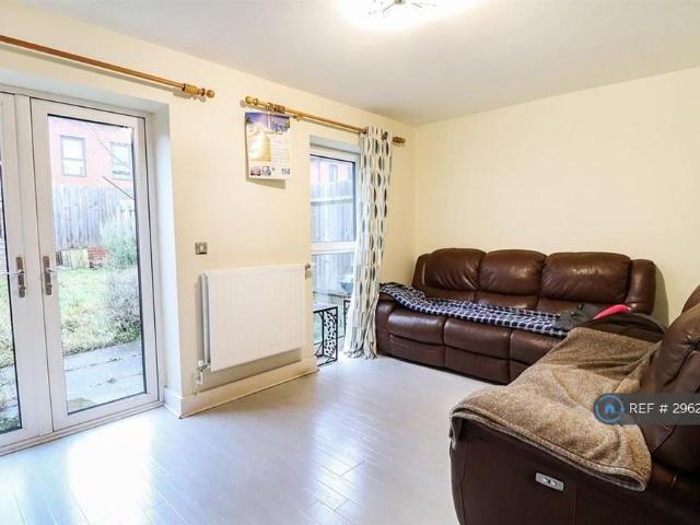 3 bedroom end of terrace house to rent