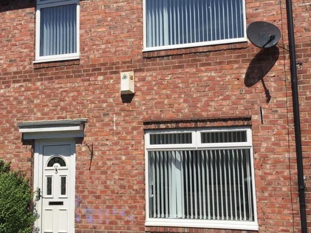 3 bedroom end of terrace house to rent