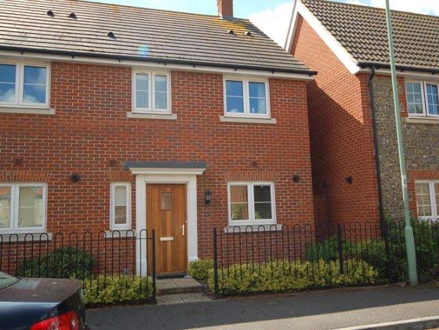 3 bedroom end of terrace house to rent