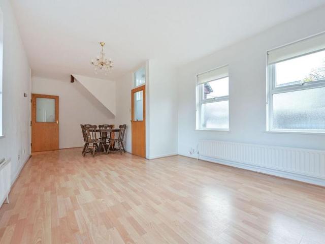 3 bedroom end of terrace house to rent