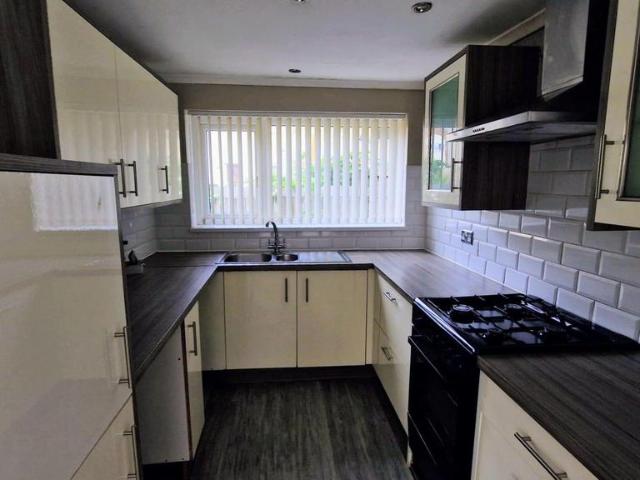 3 bedroom end of terrace house to rent