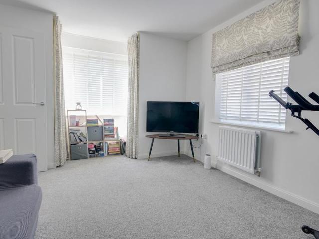 3 bedroom end of terrace house to rent