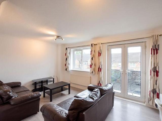 3 bedroom end of terrace house to rent
