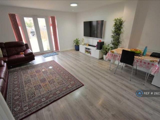 3 bedroom end of terrace house to rent