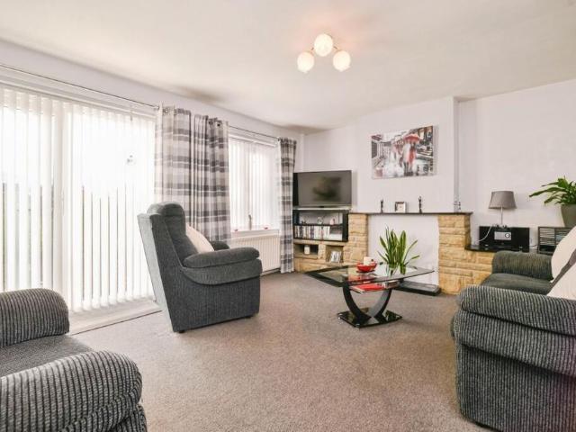 3 bedroom end of terrace house to rent