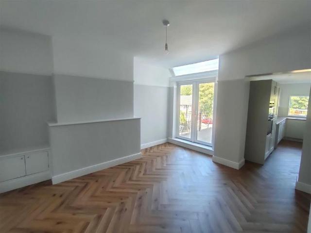 3 bedroom end of terrace house to rent