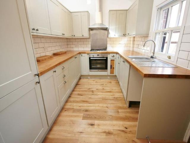 3 bedroom end of terrace house to rent