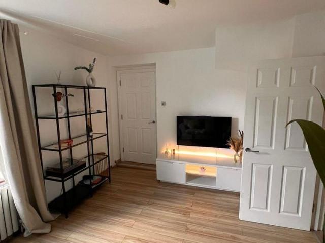 3 bedroom end of terrace house to rent