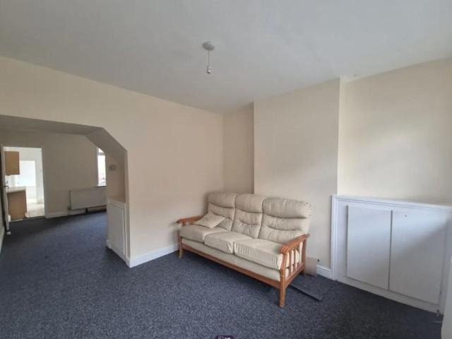 3 bedroom end of terrace house to rent