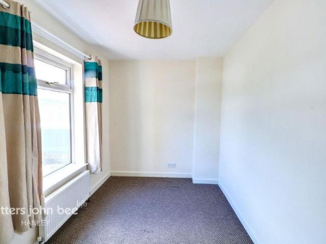 3 bedroom end of terrace house to rent
