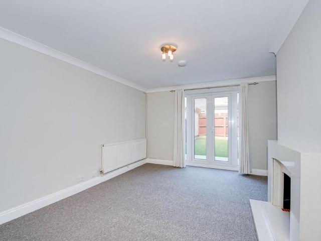 3 bedroom end of terrace house to rent