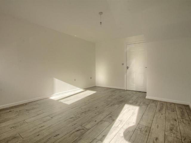 3 bedroom end of terrace house to rent