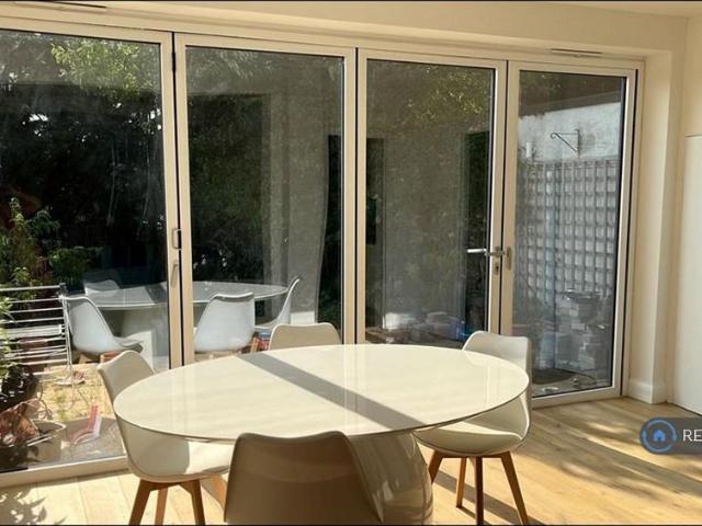 3 bedroom end of terrace house to rent
