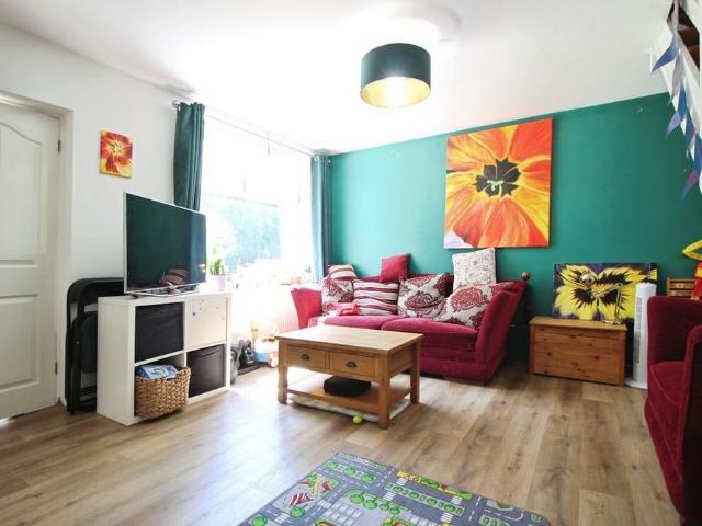 3 bedroom end of terrace house to rent