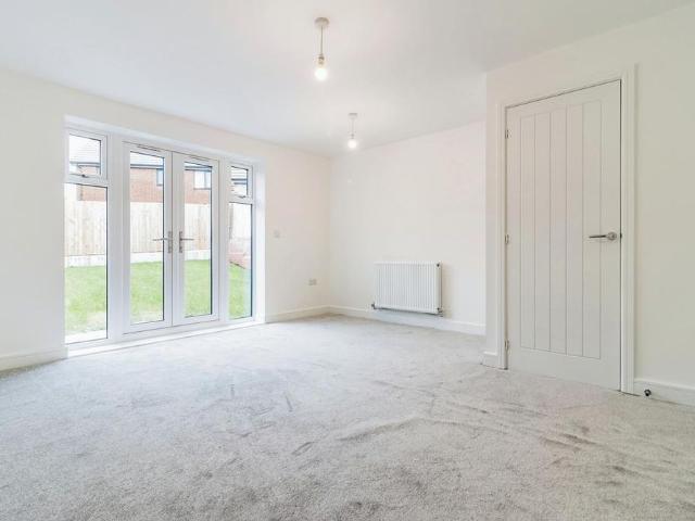 3 bedroom end of terrace house to rent