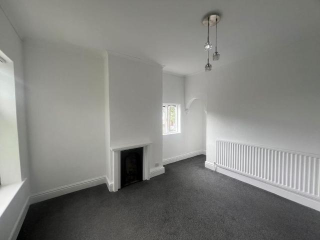 3 bedroom end of terrace house to rent