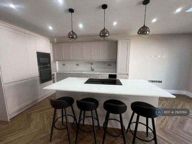 3 bedroom end of terrace house to rent