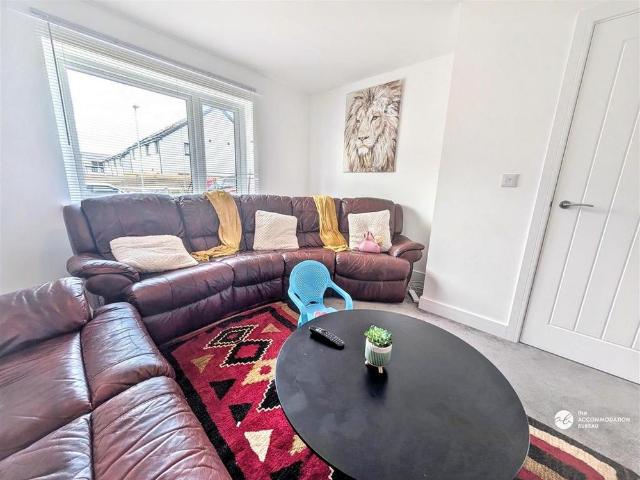 3 bedroom end of terrace house to rent