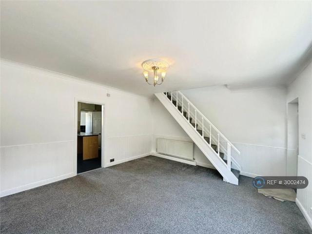 3 bedroom end of terrace house to rent