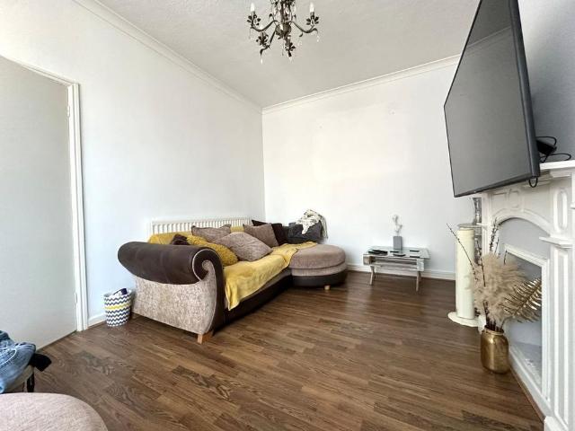 3 bedroom end of terrace house to rent