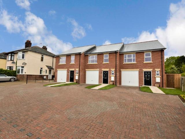 3 bedroom end of terrace house to rent