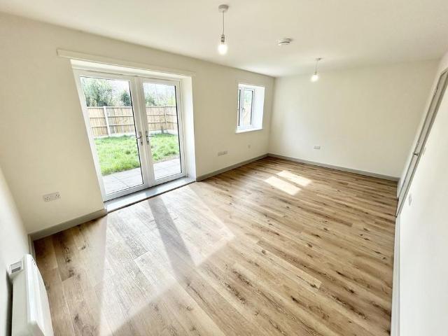 3 bedroom end of terrace house to rent