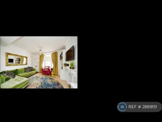 3 bedroom end of terrace house to rent