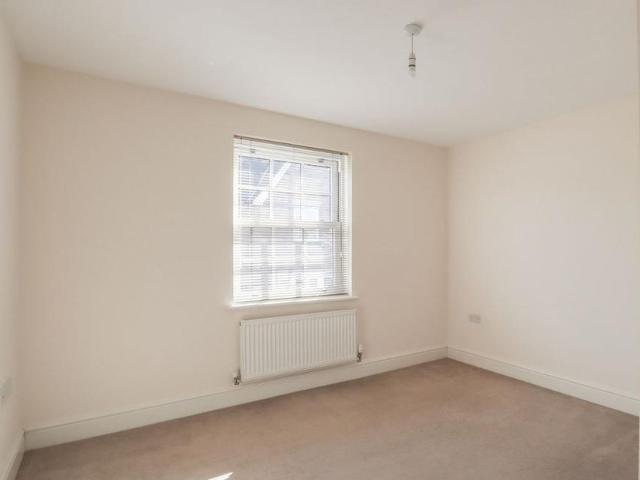 3 bedroom end of terrace house to rent