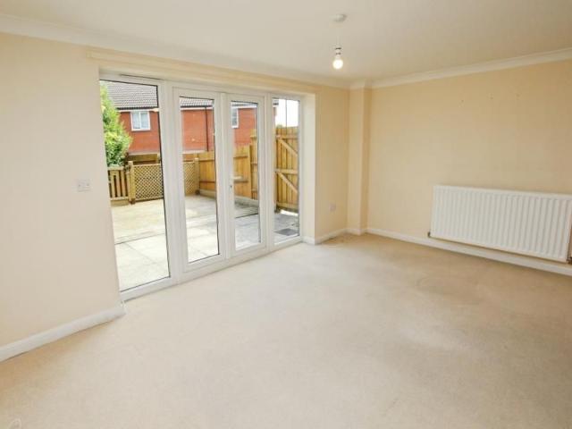 3 bedroom end of terrace house to rent