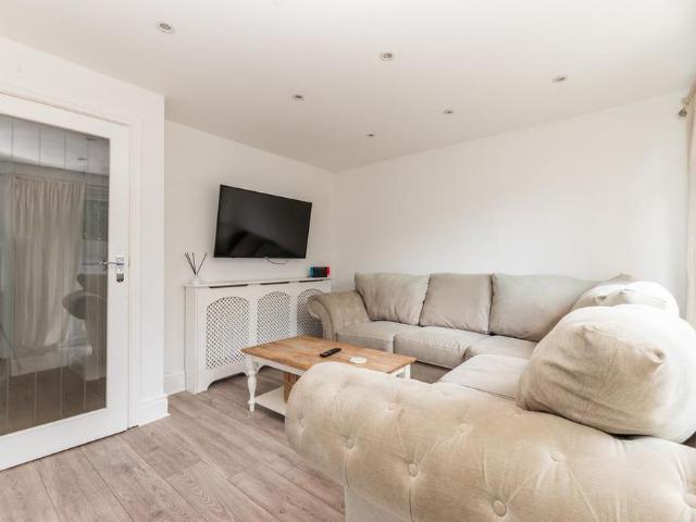 3 bedroom end of terrace house to rent