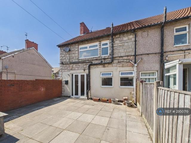 3 bedroom end of terrace house to rent